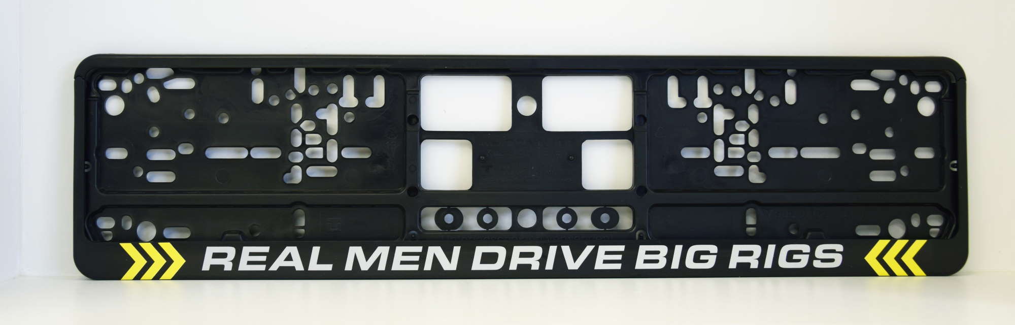 Auto numura turētājs ar uzrakstu - Real men drive big rigs – LATSIGN